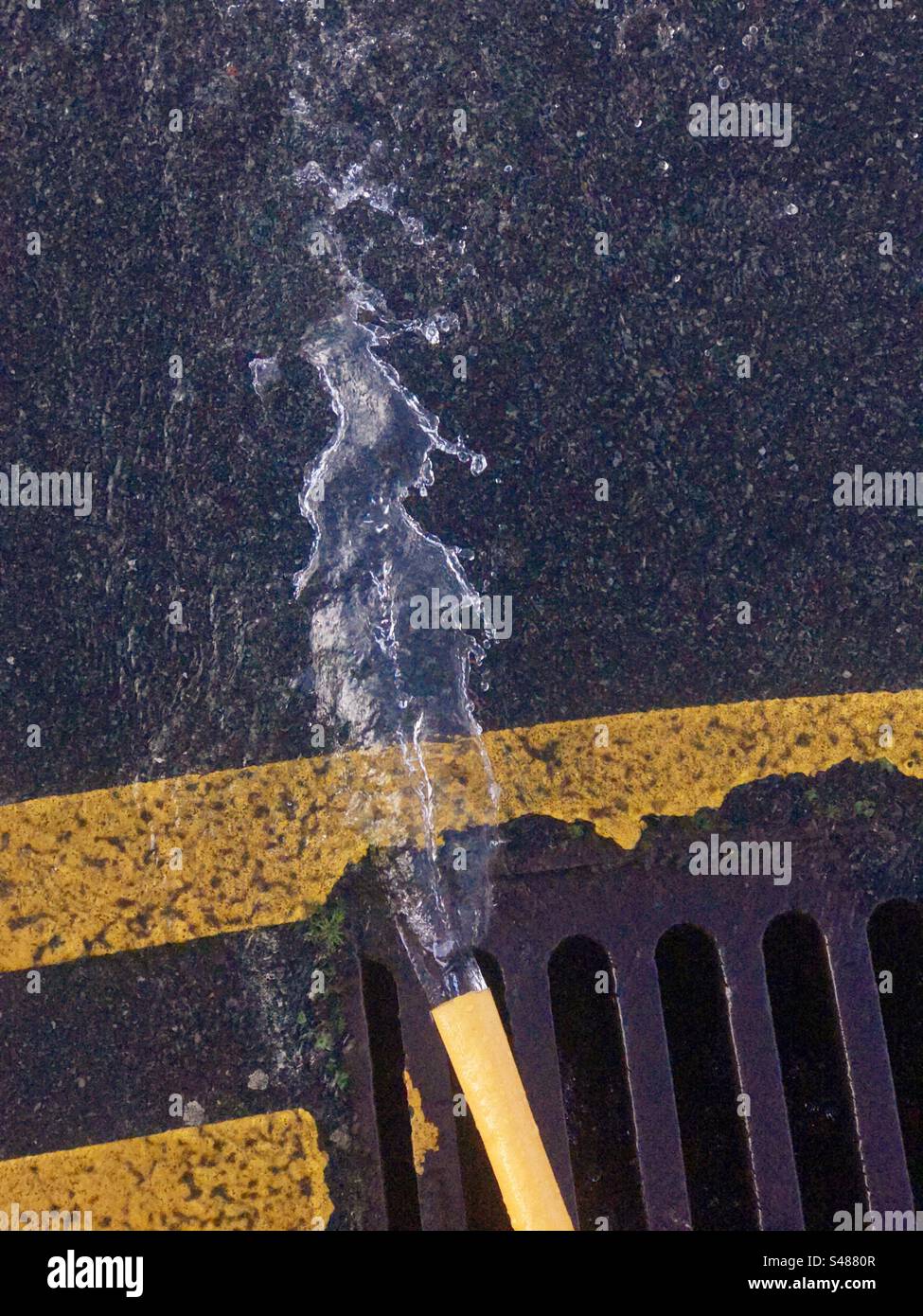 Water sprinkling on road hi-res stock photography and images - Alamy