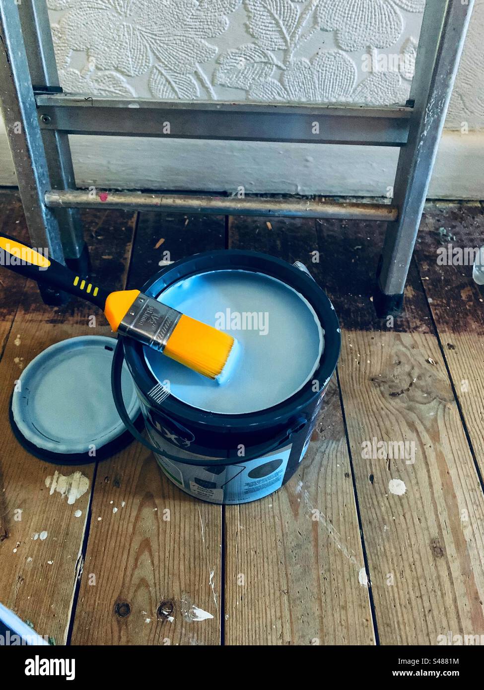 Tin of paint hi-res stock photography and images - Alamy