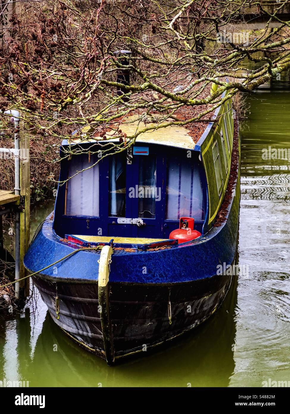 Blue narrowboat hi-res stock photography and images - Alamy
