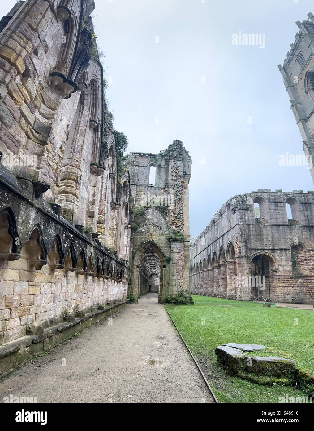 Fountains abbey walls hi-res stock photography and images - Alamy