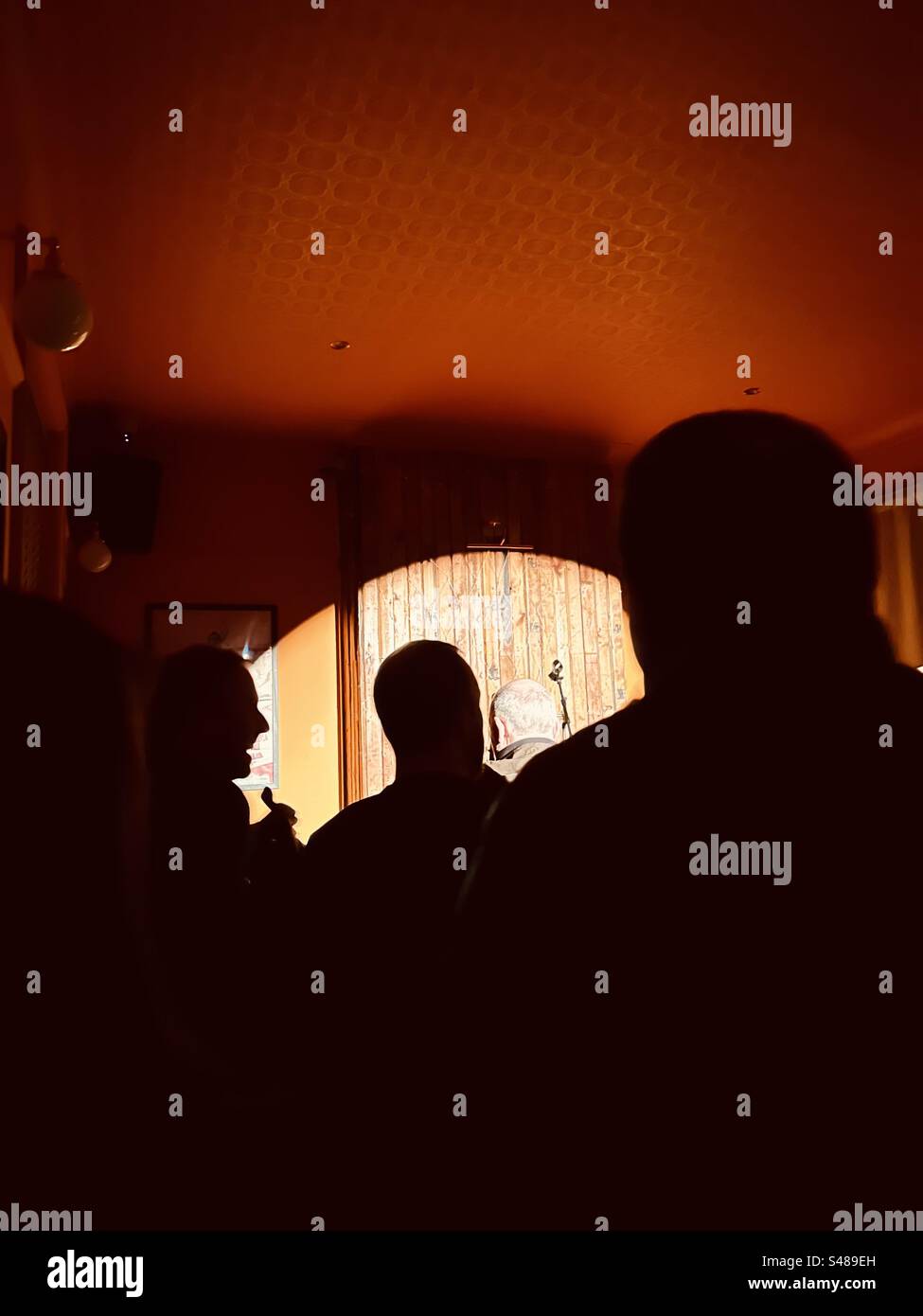 Stand up comedy pub hi-res stock photography and images - Alamy