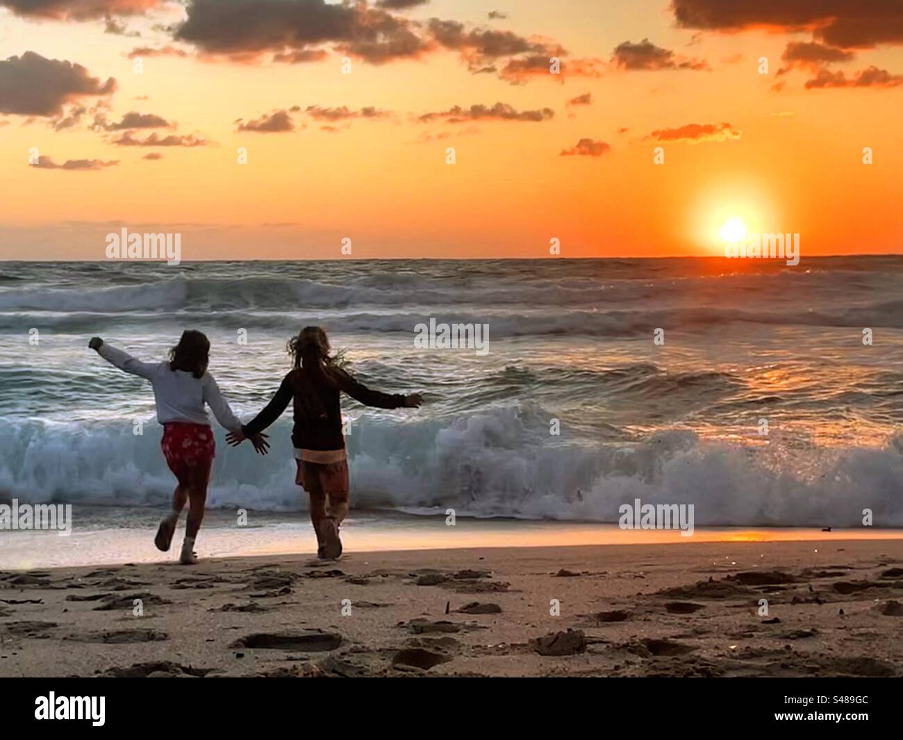 Twins sisters hi-res stock photography and images - Alamy