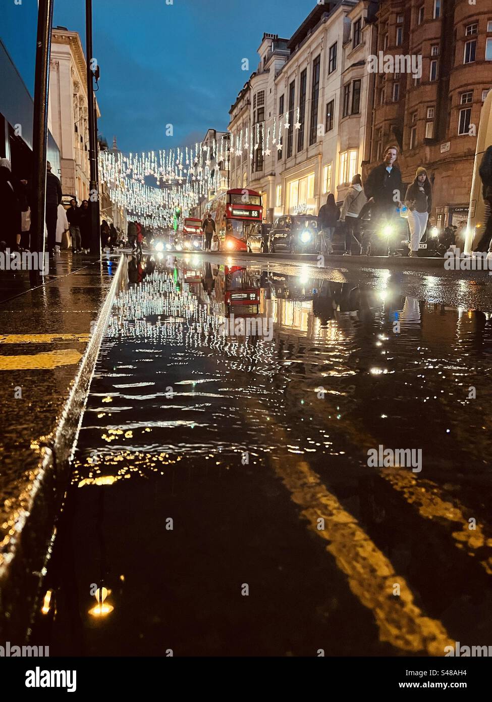 London puddle reflection hi-res stock photography and images - Alamy