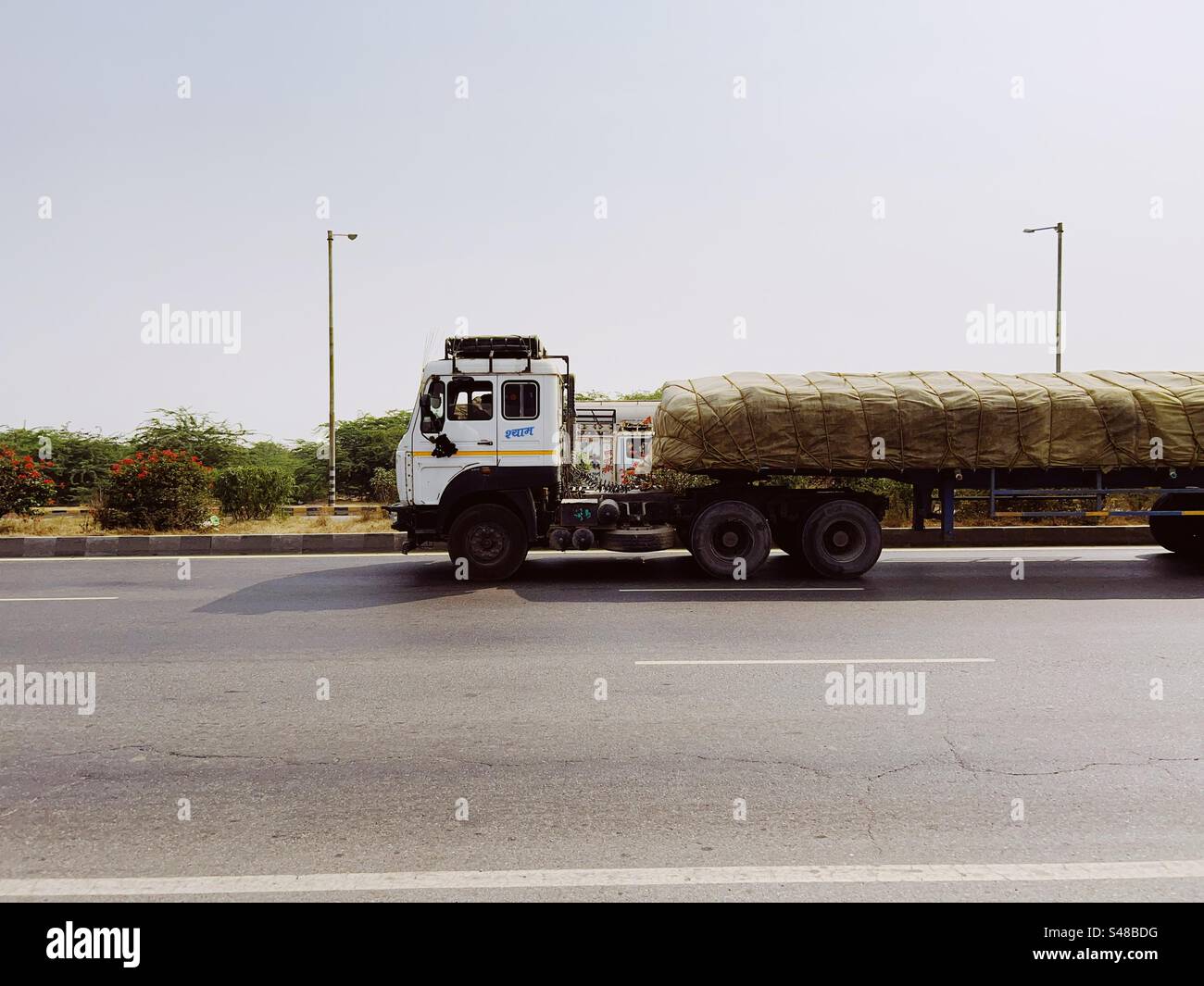 India truck smartphone stock photos and images - Alamy