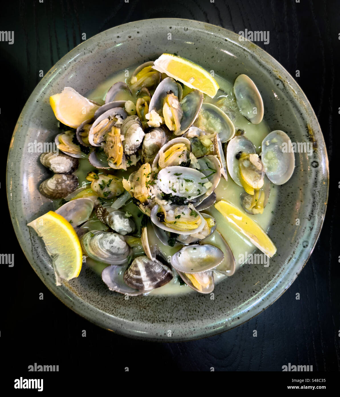 Steamed clams with lemon and chives Stock Photo - Alamy