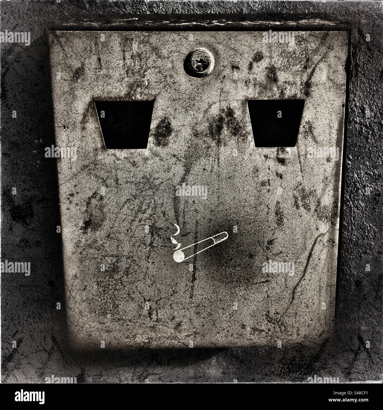 Smoking cigarette disposal box Stock Photo - Alamy