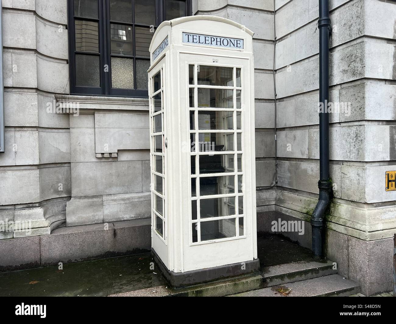 White hull telephone box hi-res stock photography and images - Alamy
