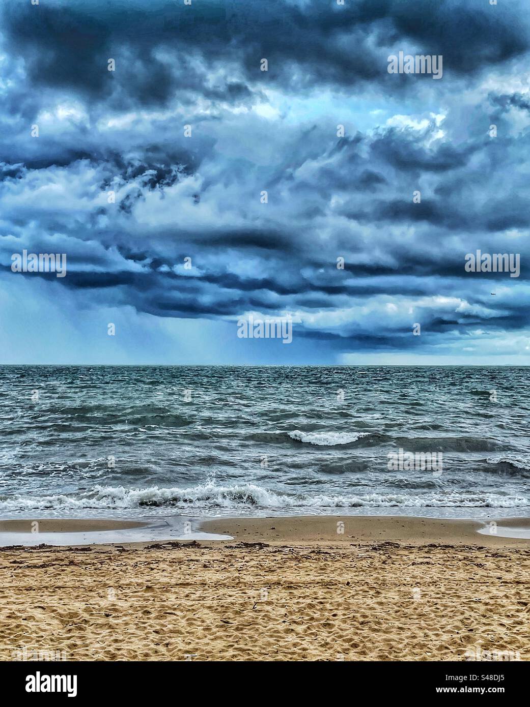 Dark clouds sea horizon hi-res stock photography and images - Alamy
