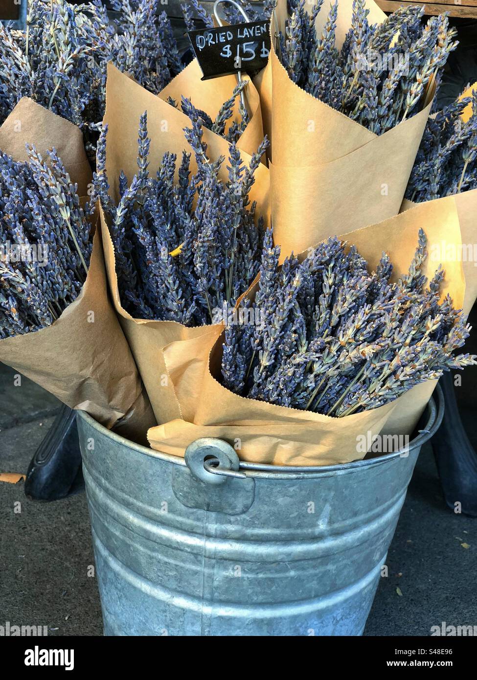 French flower market vases hi-res stock photography and images - Alamy