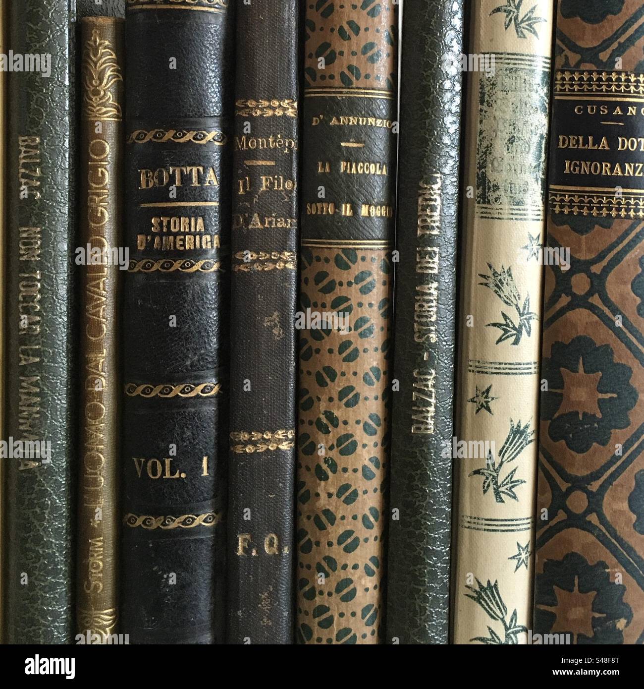 Titoli dorati hi-res stock photography and images - Alamy