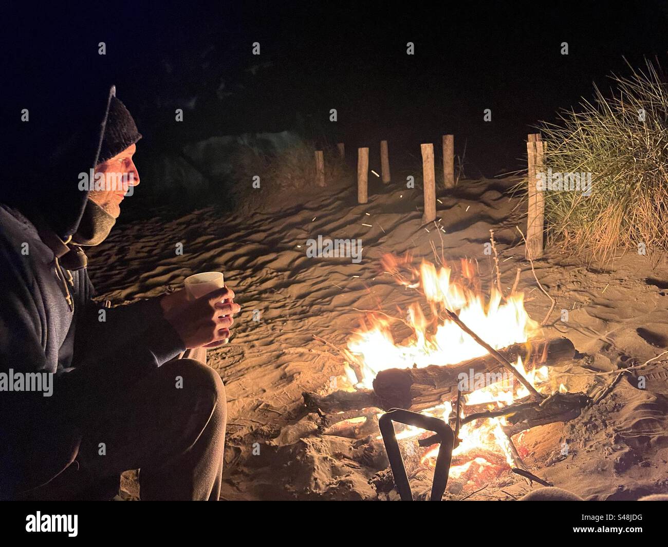 Camp fire beach hi-res stock photography and images - Alamy