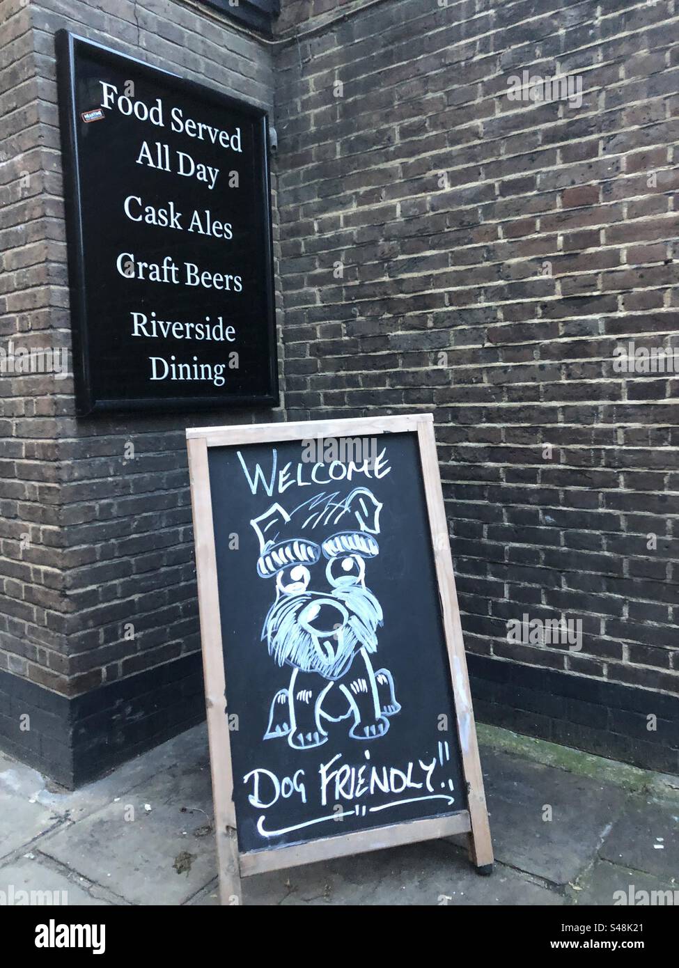 Dog pub sign hi-res stock photography and images - Alamy