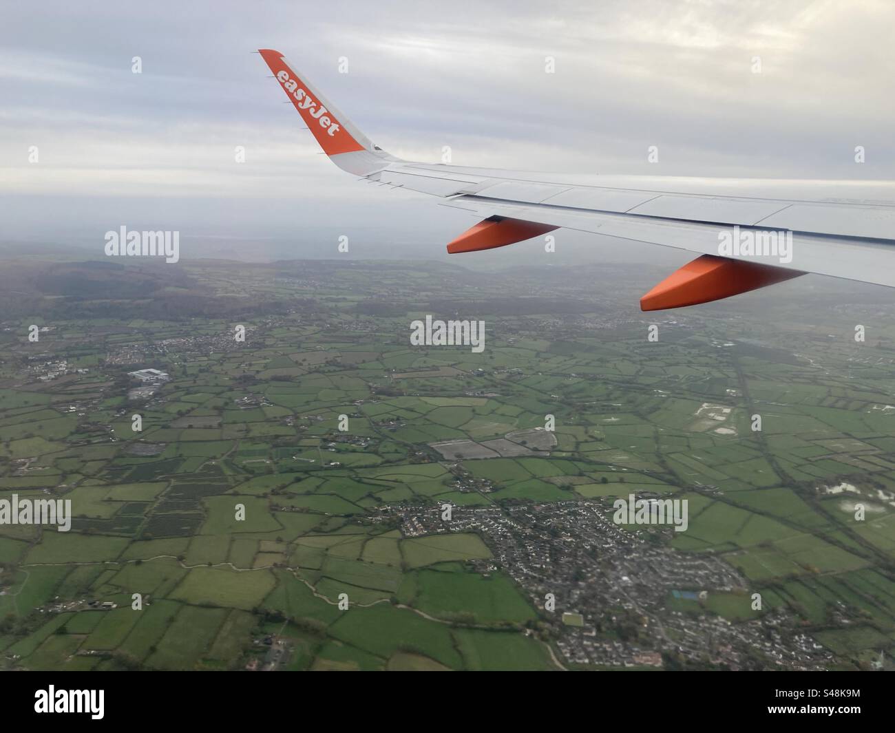 View over England from the window seat of an EasyJet plane Stock Photo ...