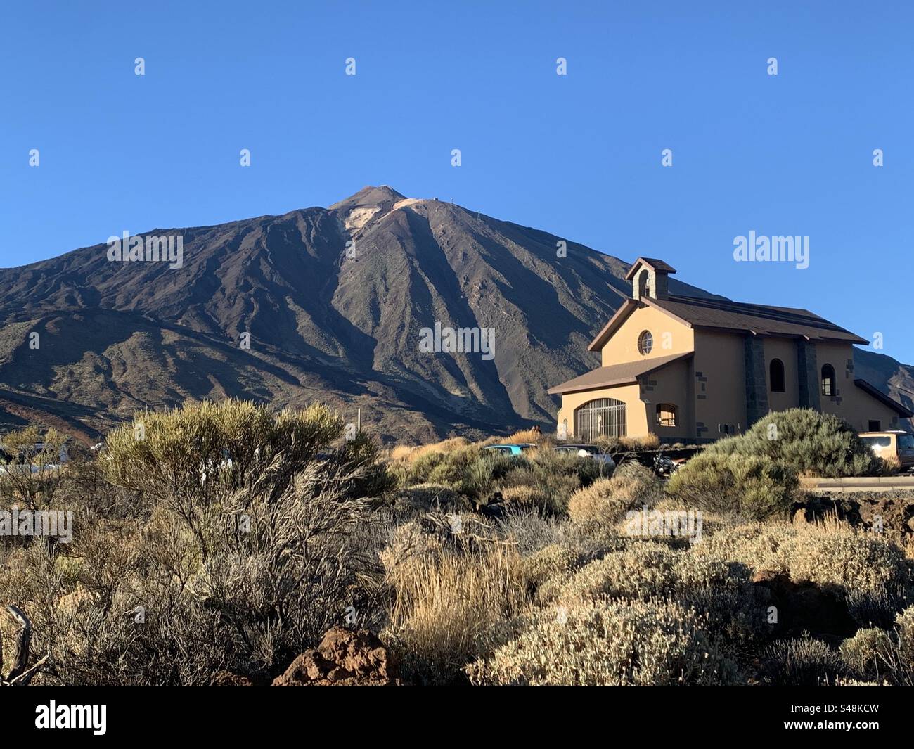 Volcano front hi-res stock photography and images - Alamy