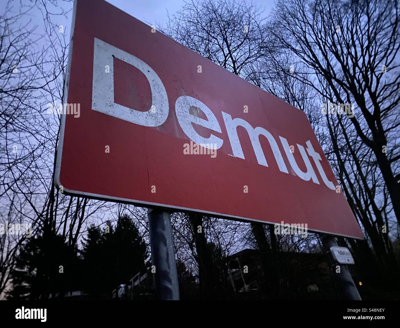 Red sign with trees hi-res stock photography and images - Alamy