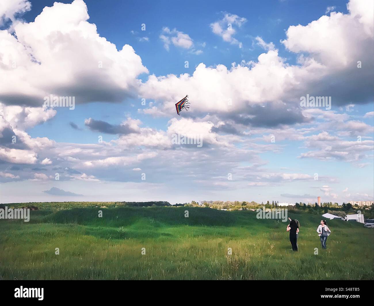 Flying kite summer family smartphone stock photos and images - Alamy