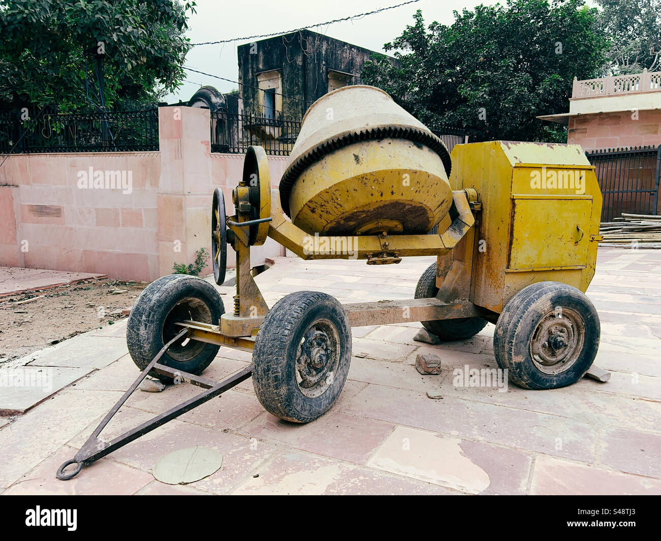 A mobile cement mixing construction vehicle Stock Photo - Alamy
