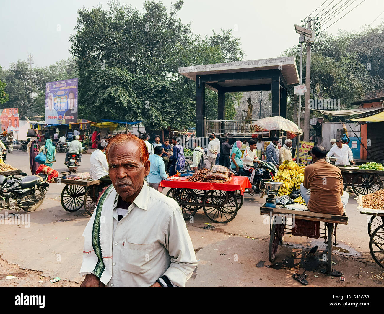 Indian street market fruits hi-res stock photography and images - Alamy