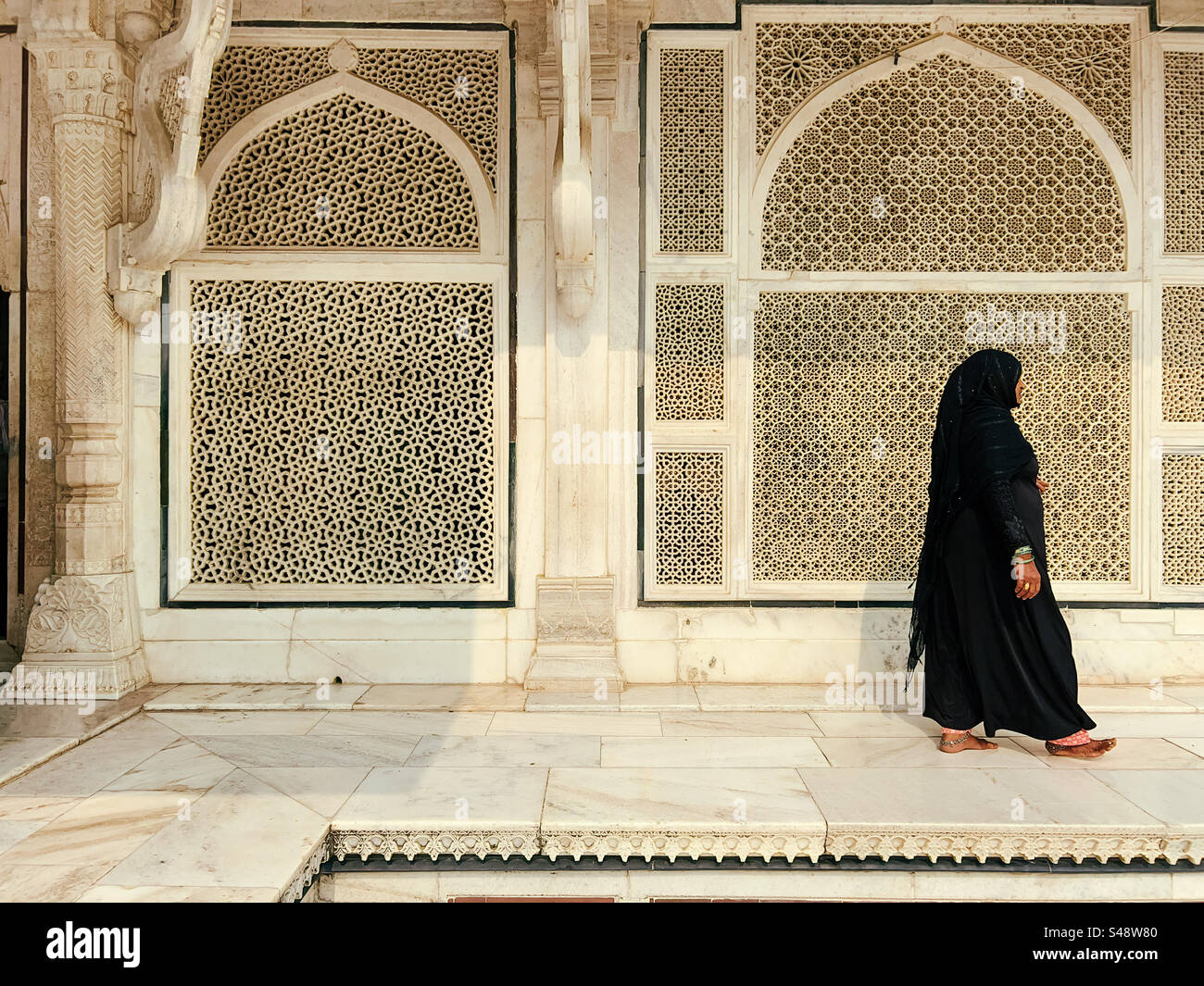 Indian Muslim woman at the Sufi shrine at the mosque in Fatehpur Sikri ...