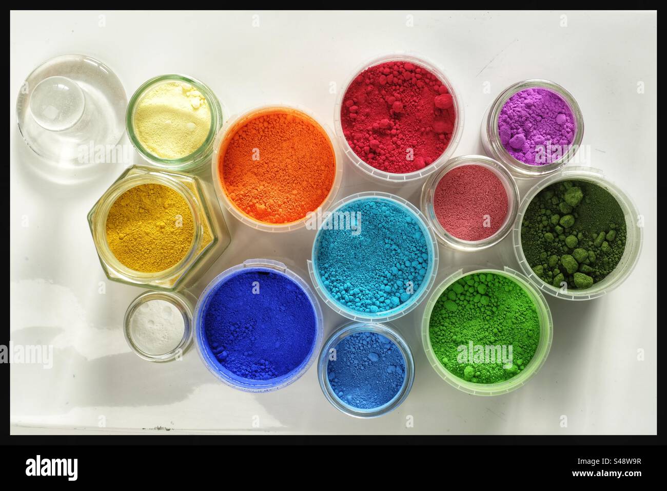Paint pigments hi-res stock photography and images - Alamy