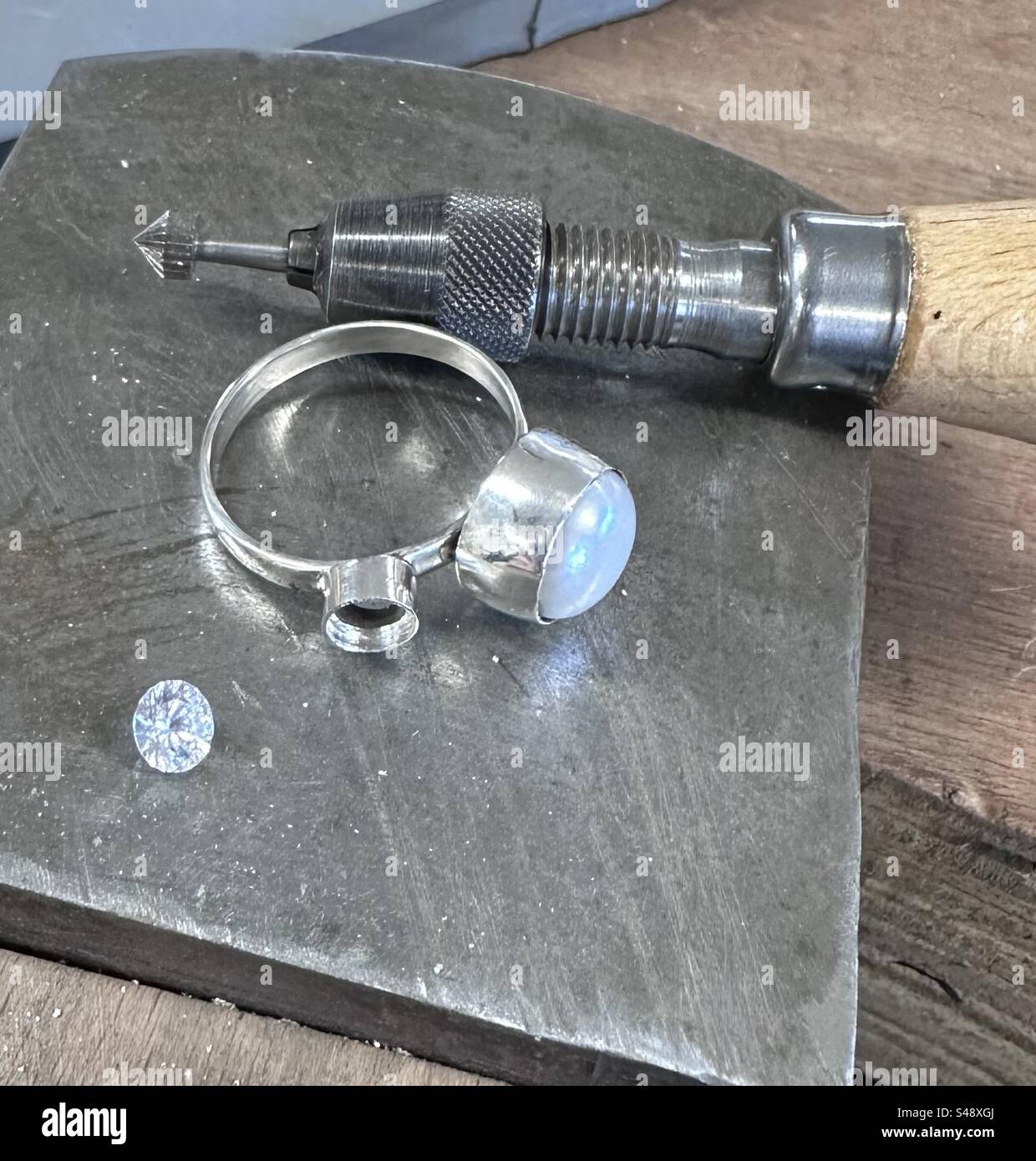 Silversmith stone setting Stock Photo - Alamy