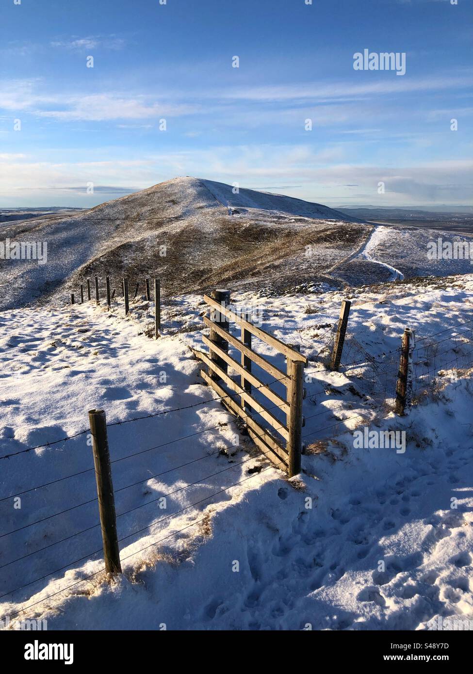 Snow covered Pentland hills with a view towards Allermuir, Edinburgh ...