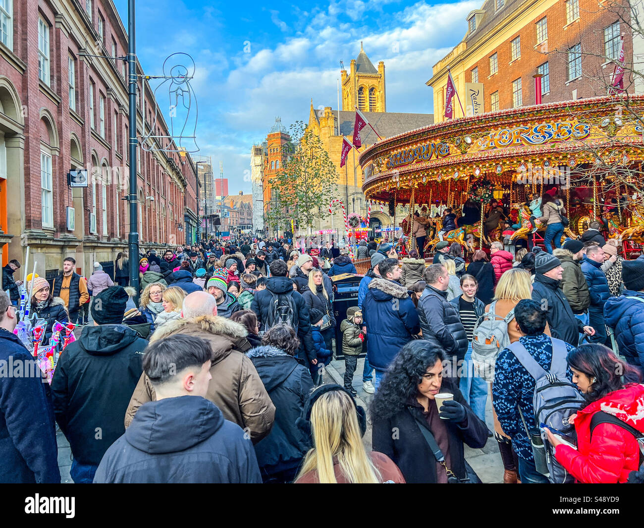 Busy crowds at the Christmas market in Leeds City Centre Stock Photo ...