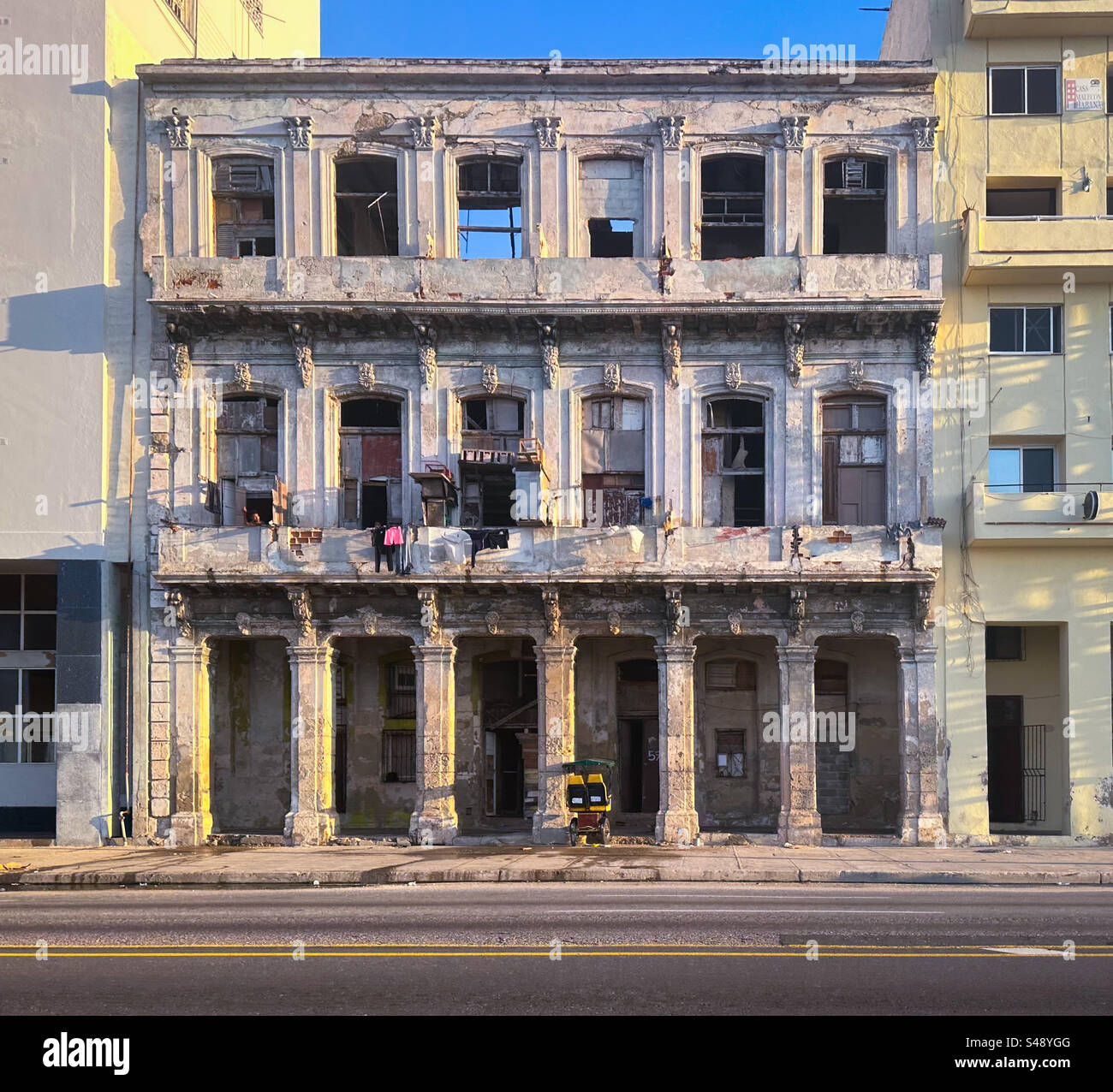 Old building in poor repair hi-res stock photography and images - Alamy