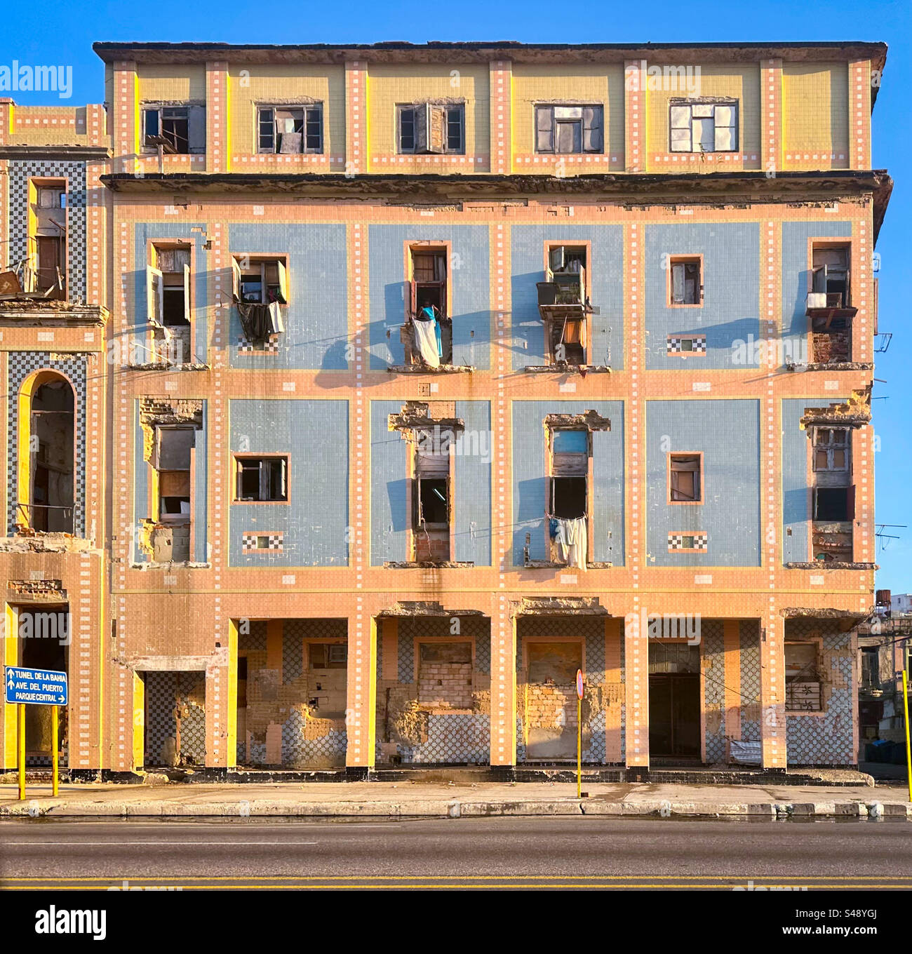 Rundown facade hi-res stock photography and images - Alamy