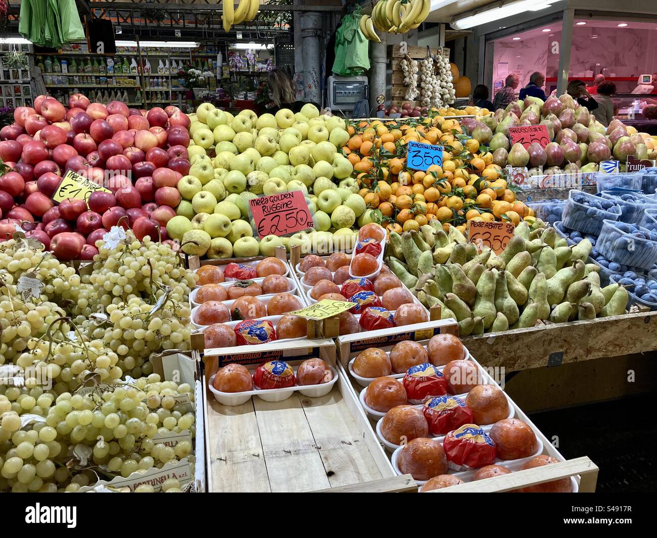 Food market italy hi-res stock photography and images - Alamy