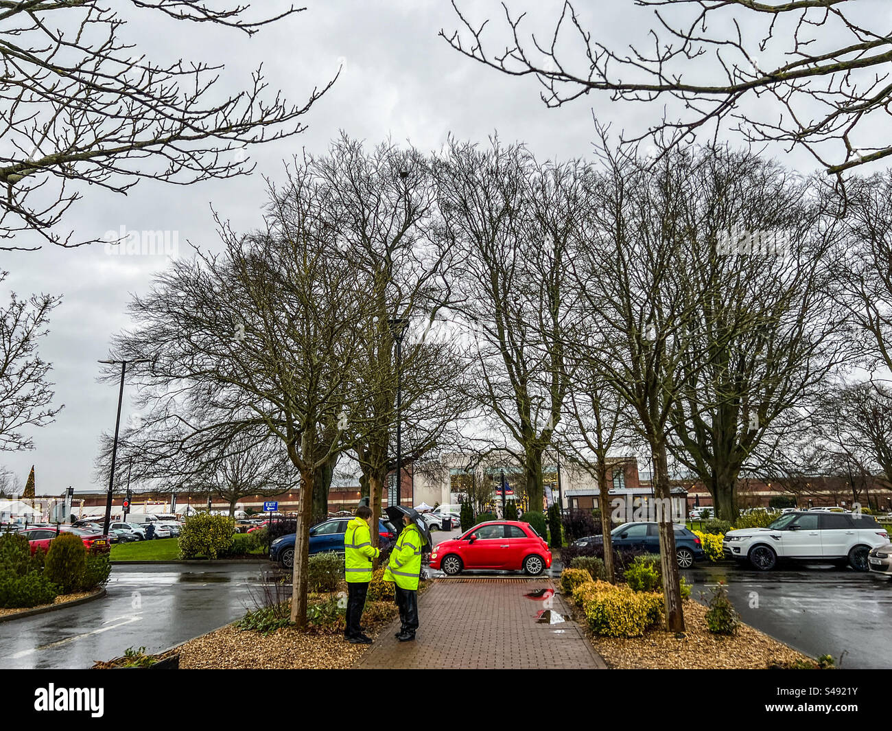 Outlet entrance hi-res stock photography and images - Alamy
