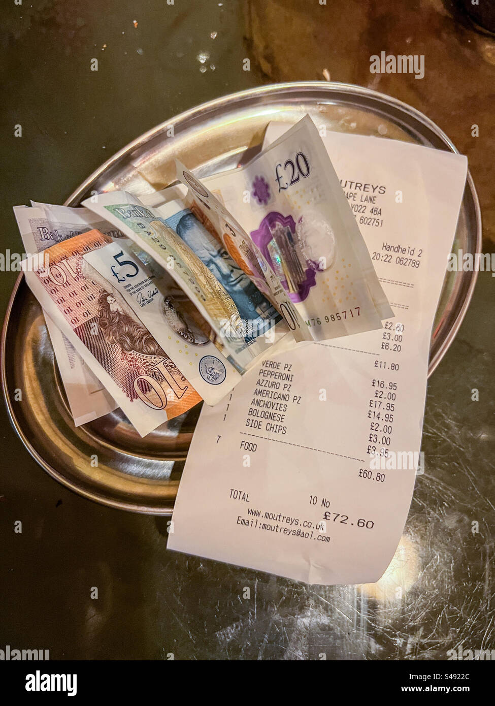 Restaurant bill tray hi-res stock photography and images - Alamy