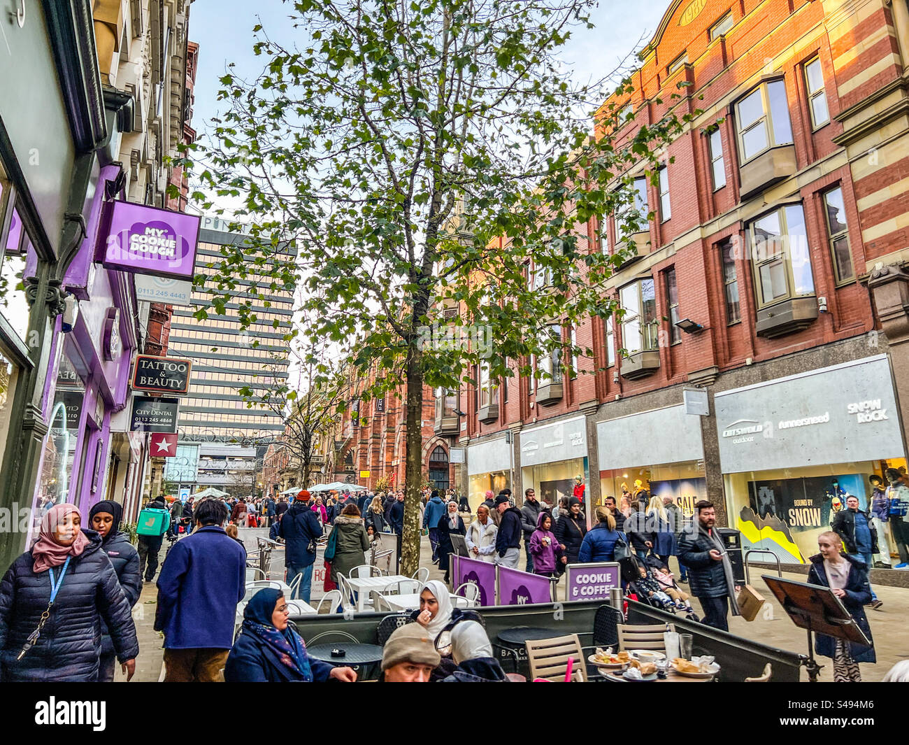 Shoppers leeds city centre hi-res stock photography and images - Alamy