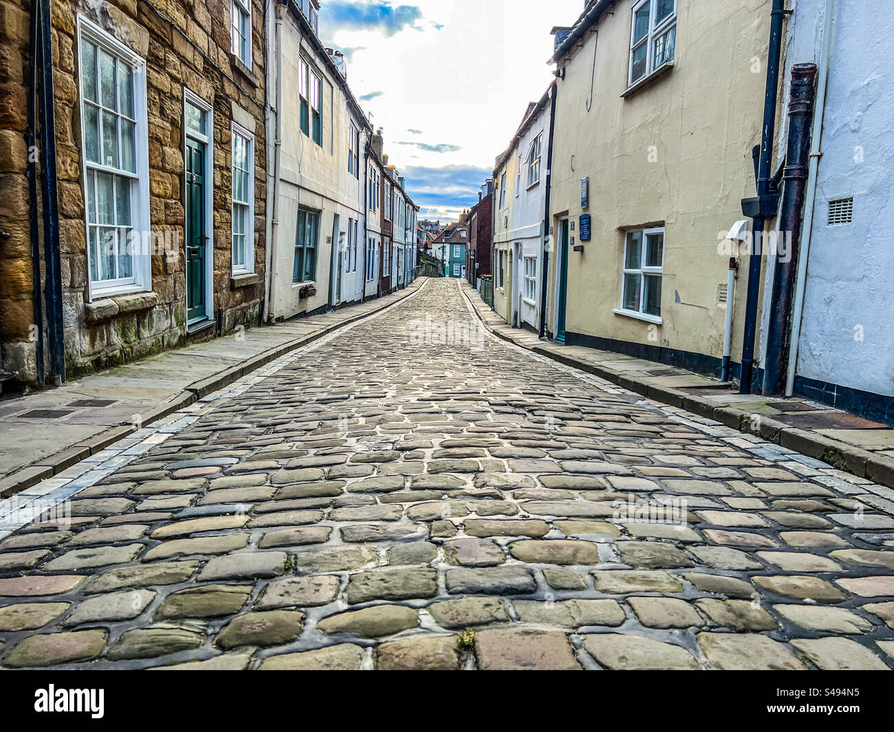 Cobblestone street and quaint houses on Henrietta Street in Whitby ...