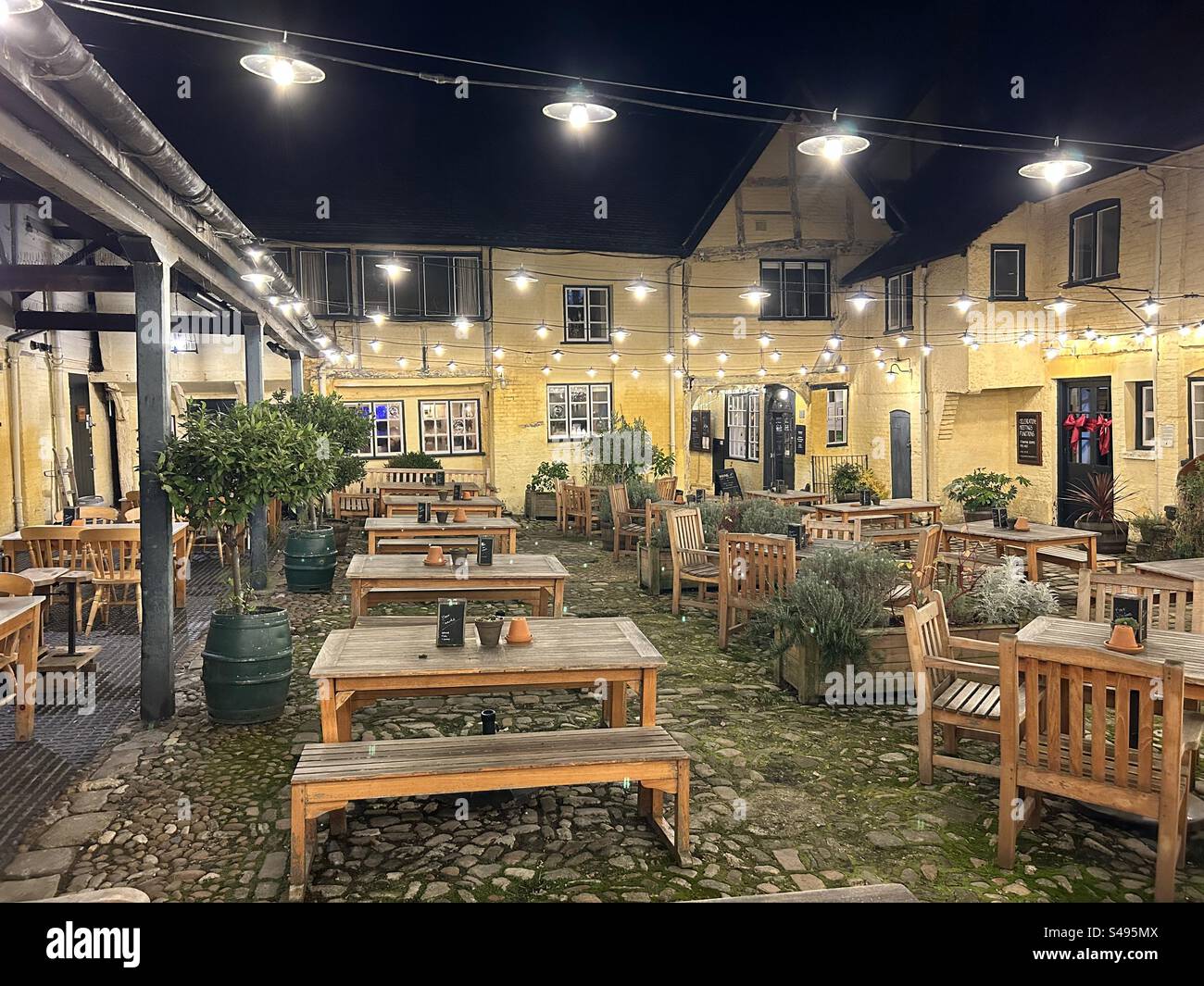 The King’s Head, courtyard, Aylesbury. One of England’s best preserved ...