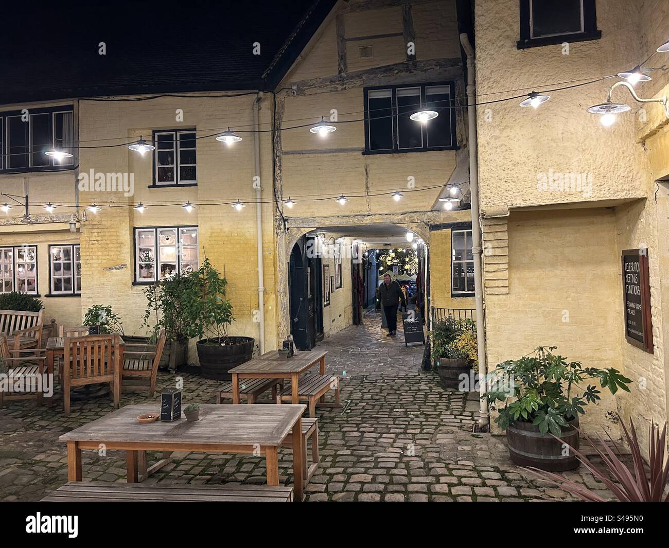 The King’s Head, courtyard, Aylesbury. One of England’s best preserved ...
