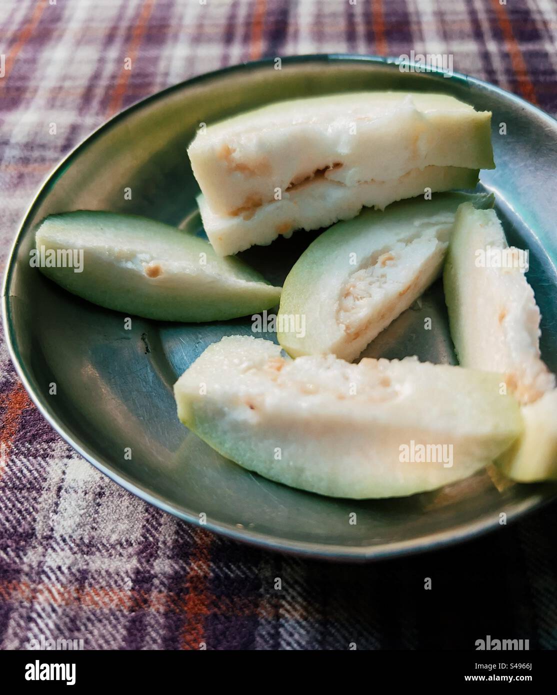 A plate of cut guava fruit Stock Photo - Alamy