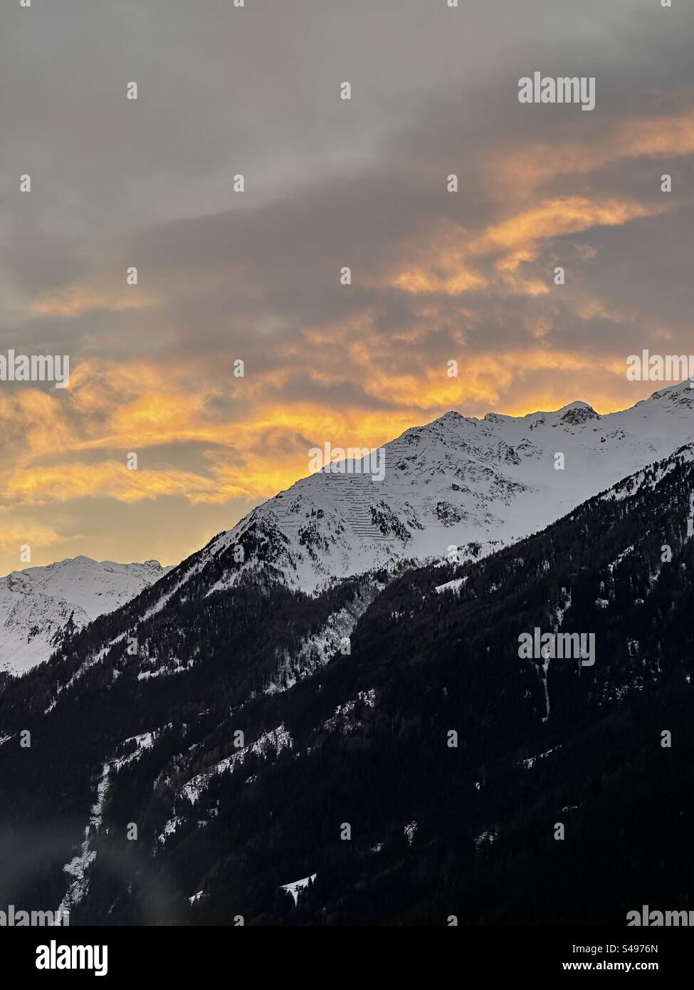 Sunset sky in winter smartphone stock photos and images - Alamy