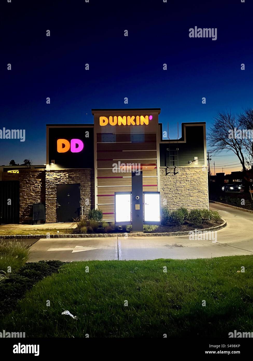 Dunkin donuts drive thru hi-res stock photography and images - Alamy