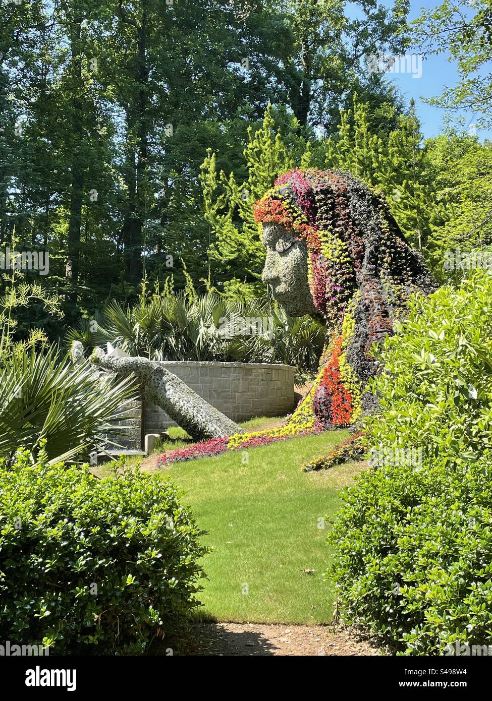 Lady with flowers statue hi-res stock photography and images - Alamy