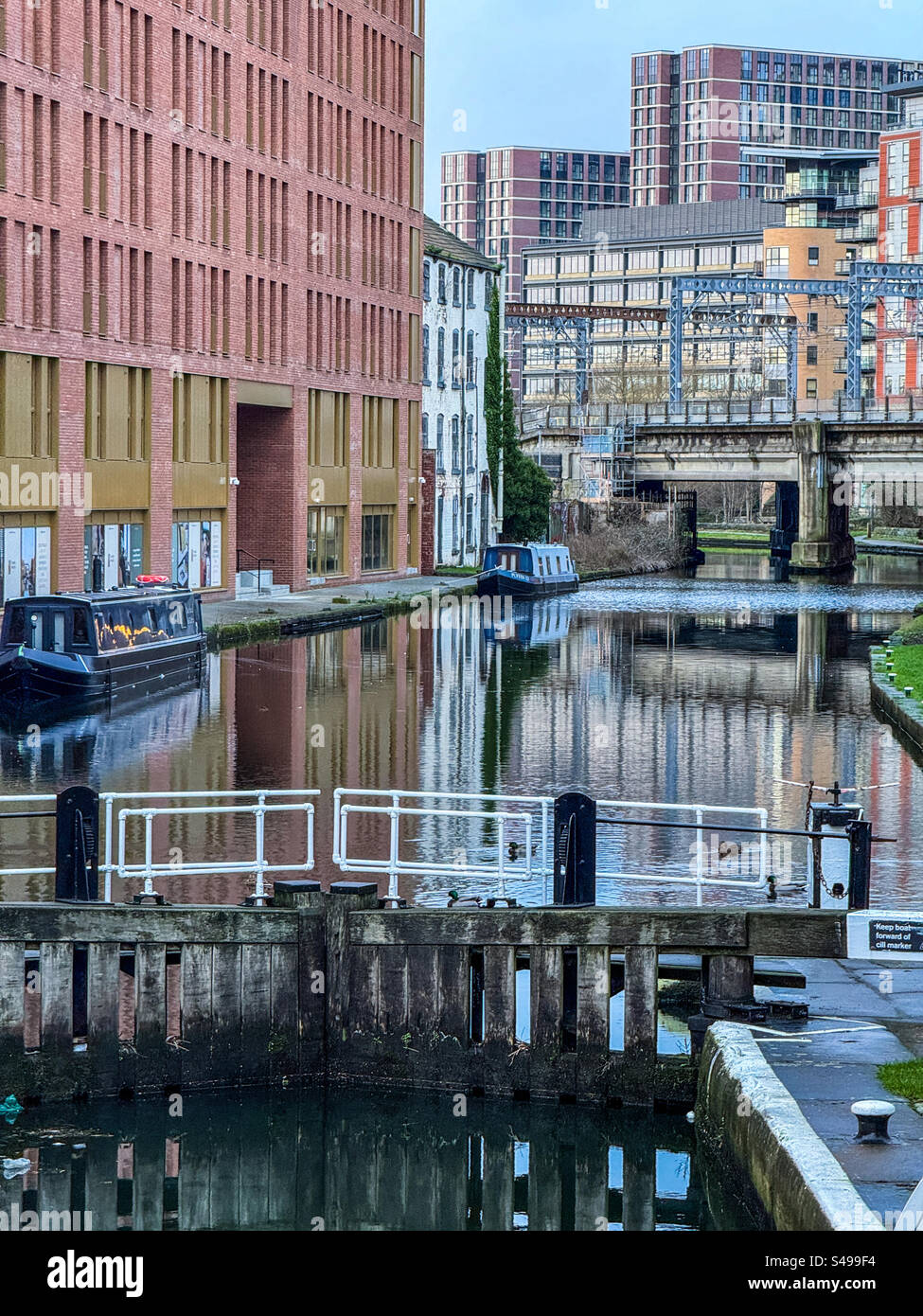 Calm leeds liverpool canal hi-res stock photography and images - Alamy