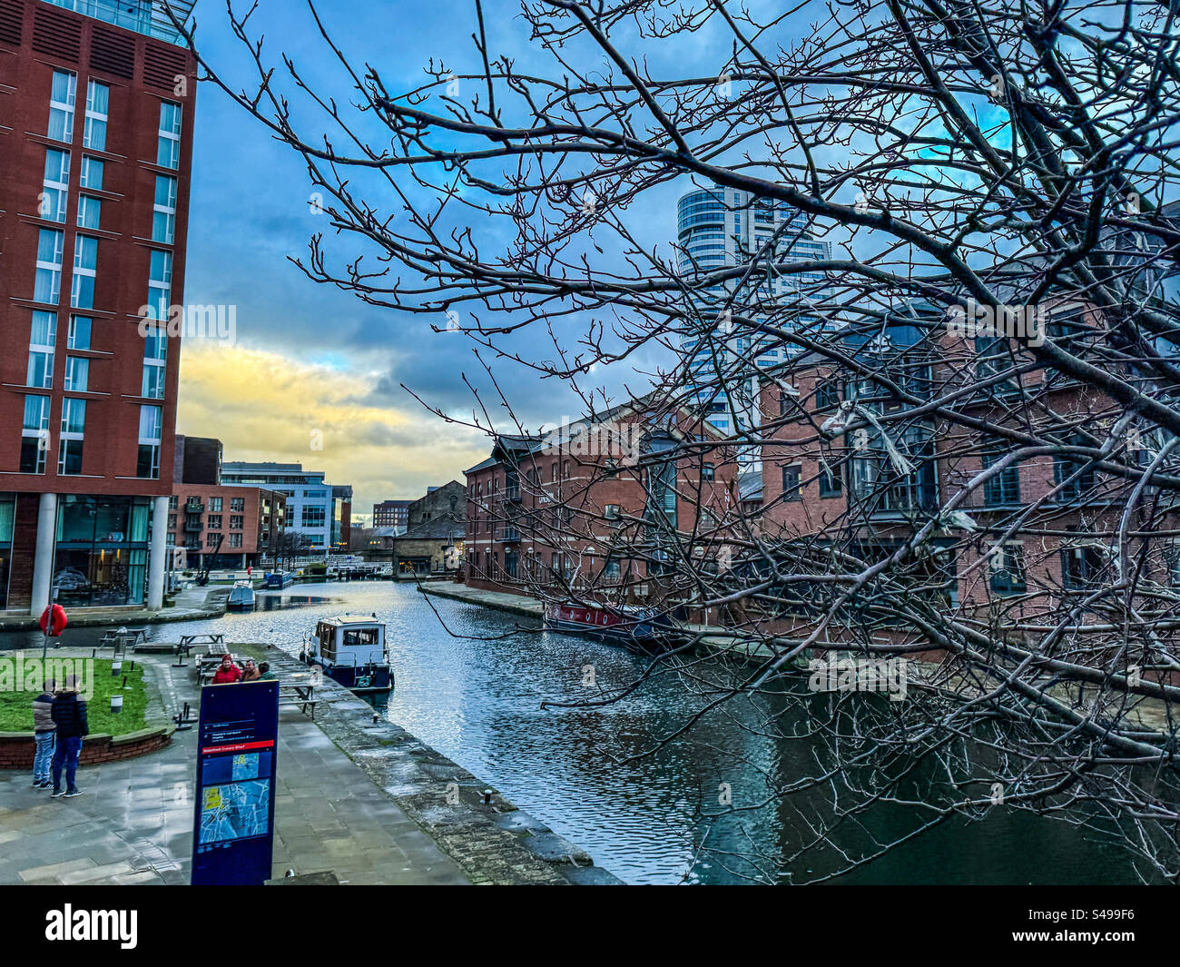Leeds canal granary wharf hi-res stock photography and images - Alamy