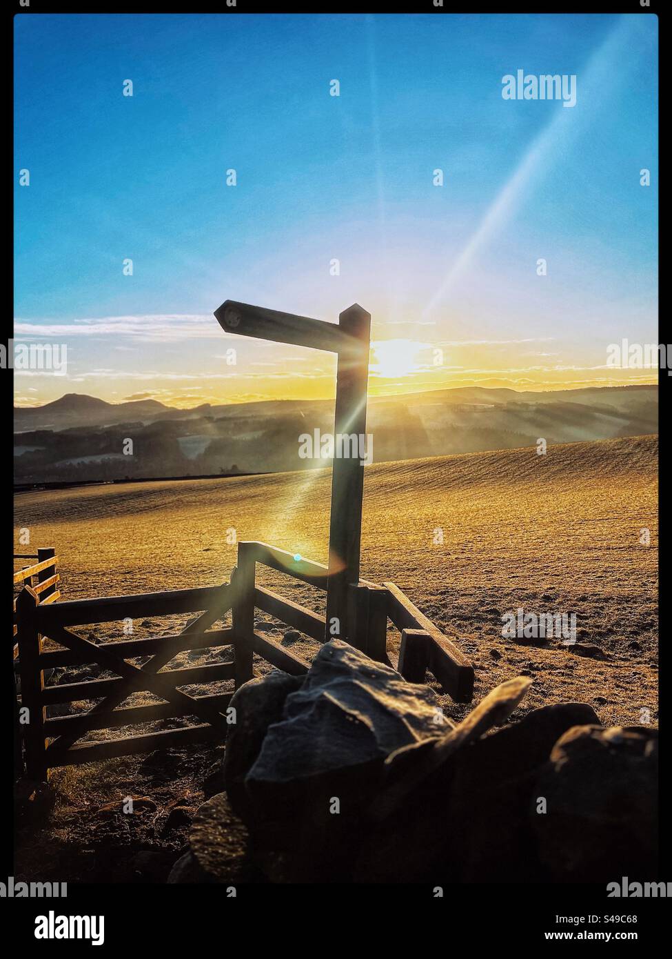 Rising sun and hills hi-res stock photography and images - Alamy