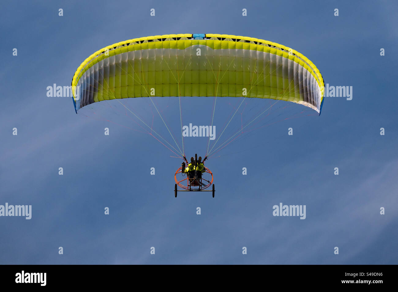 Motor hang glider in flight Stock Photo - Alamy