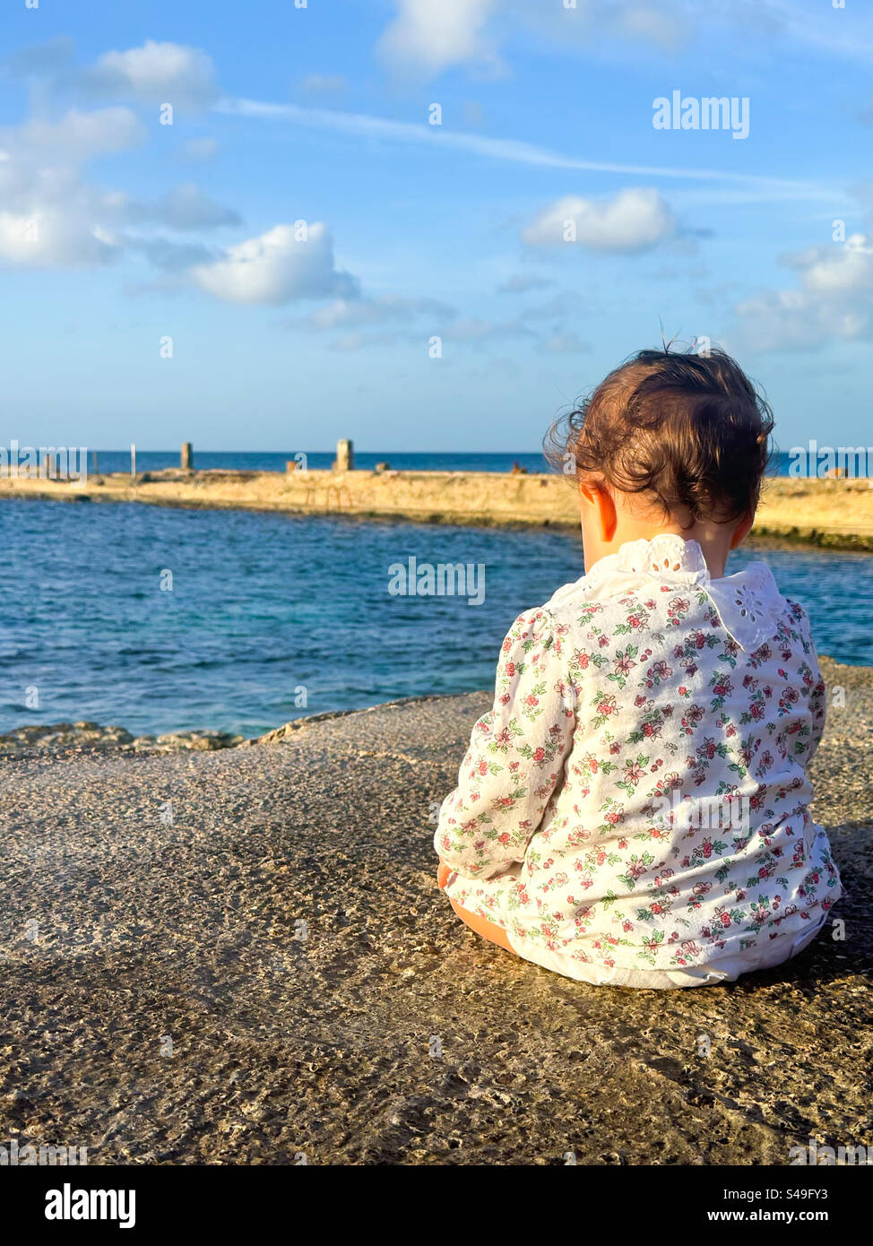Child looking at ocean hi-res stock photography and images - Alamy