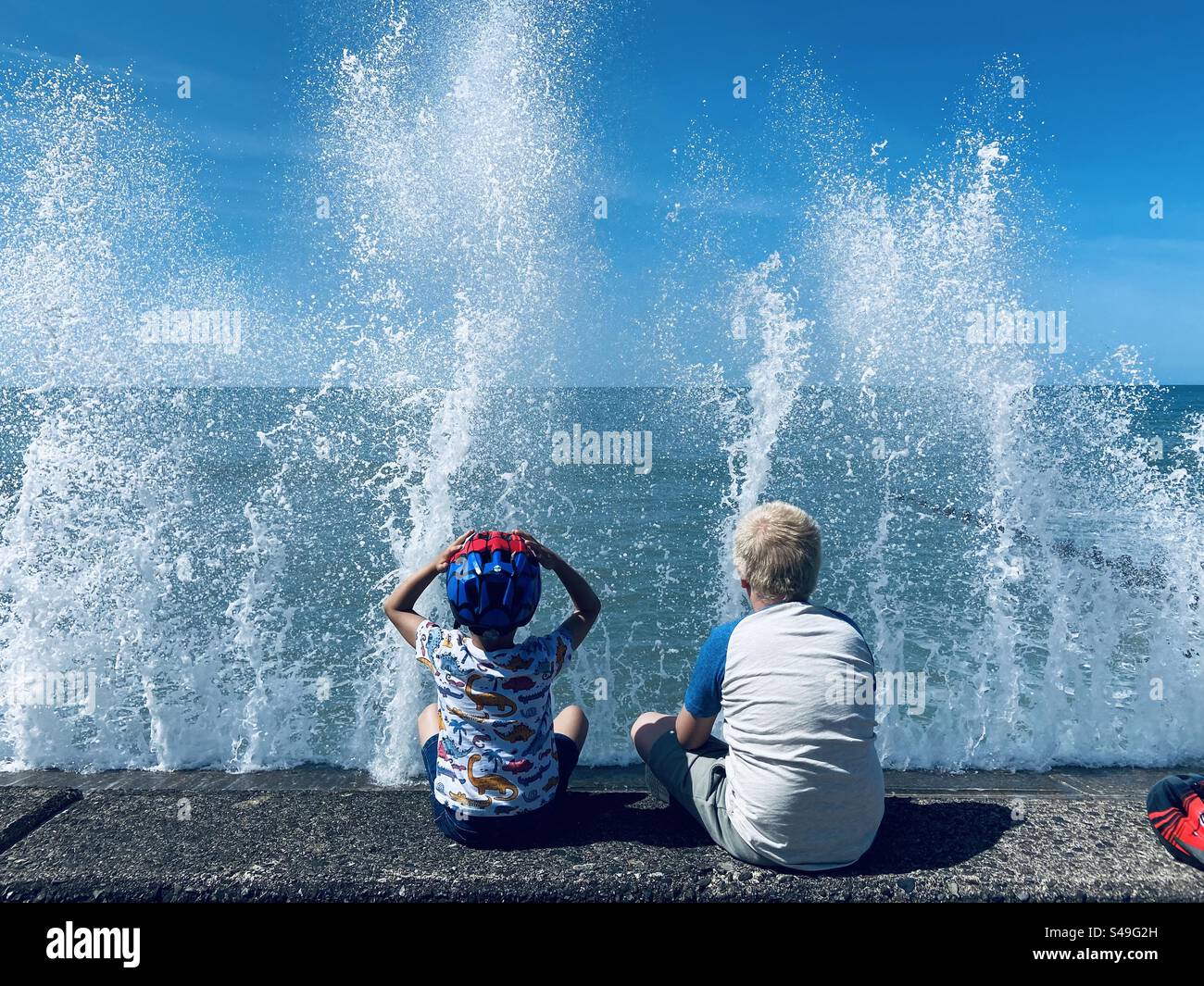 Crashing watching waves hi-res stock photography and images - Alamy