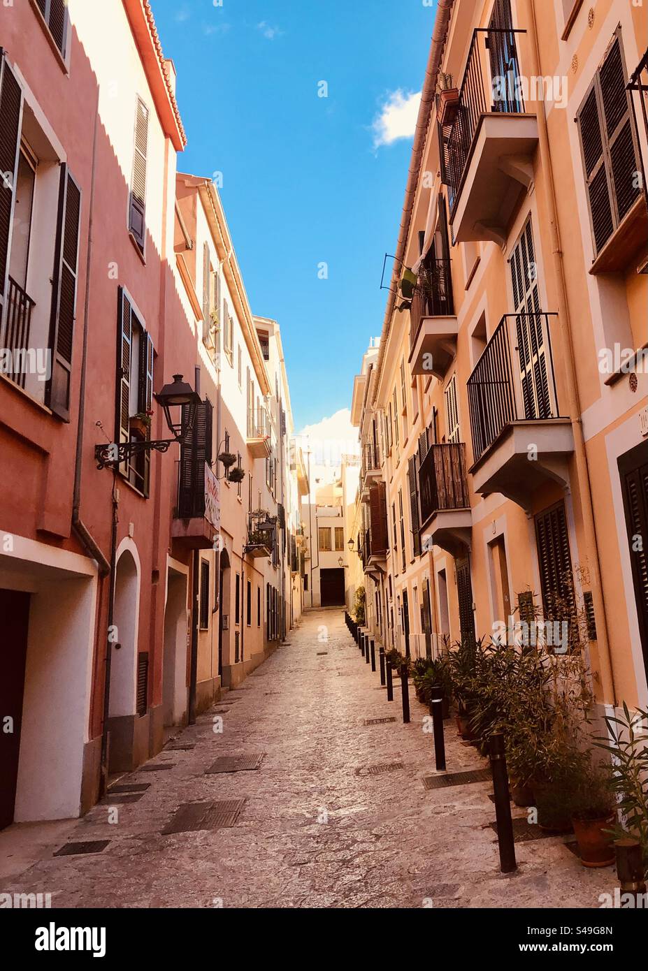 Old town palma de mallorca narrow pedestrian street Stock Photo - Alamy
