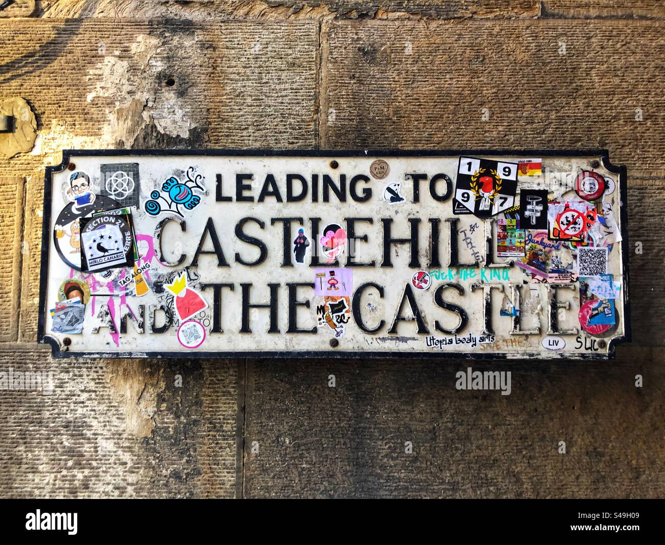 Graffitied Sign for Edinburgh Castle Stock Photo - Alamy