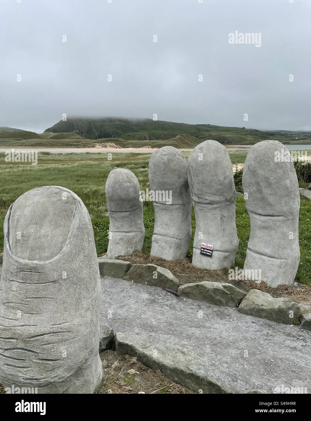 Statue hand reaching hi-res stock photography and images - Alamy