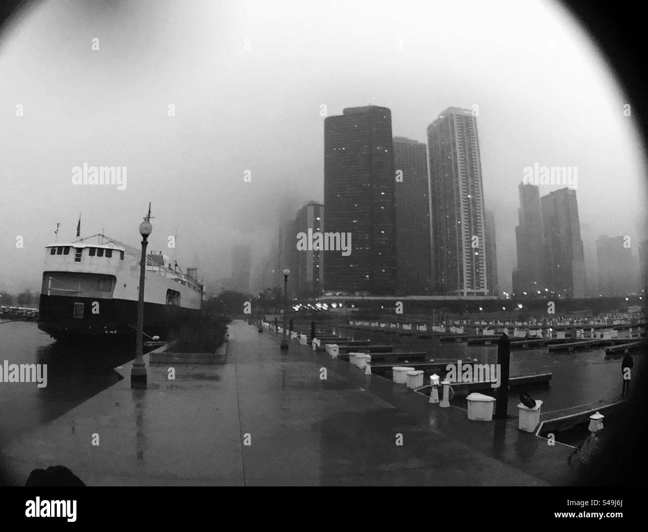 Chicago skyline fog hi-res stock photography and images - Alamy